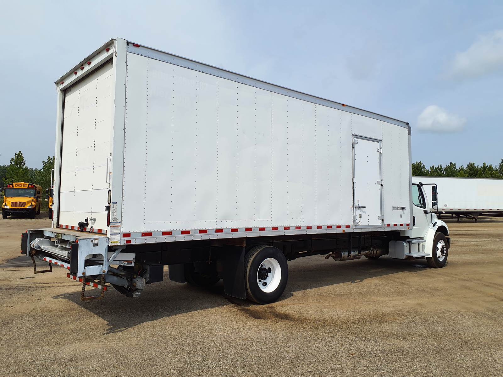 2016 Freightliner M2 106 26 ft Box Truck - 240HP, 6, Roll up Door ...