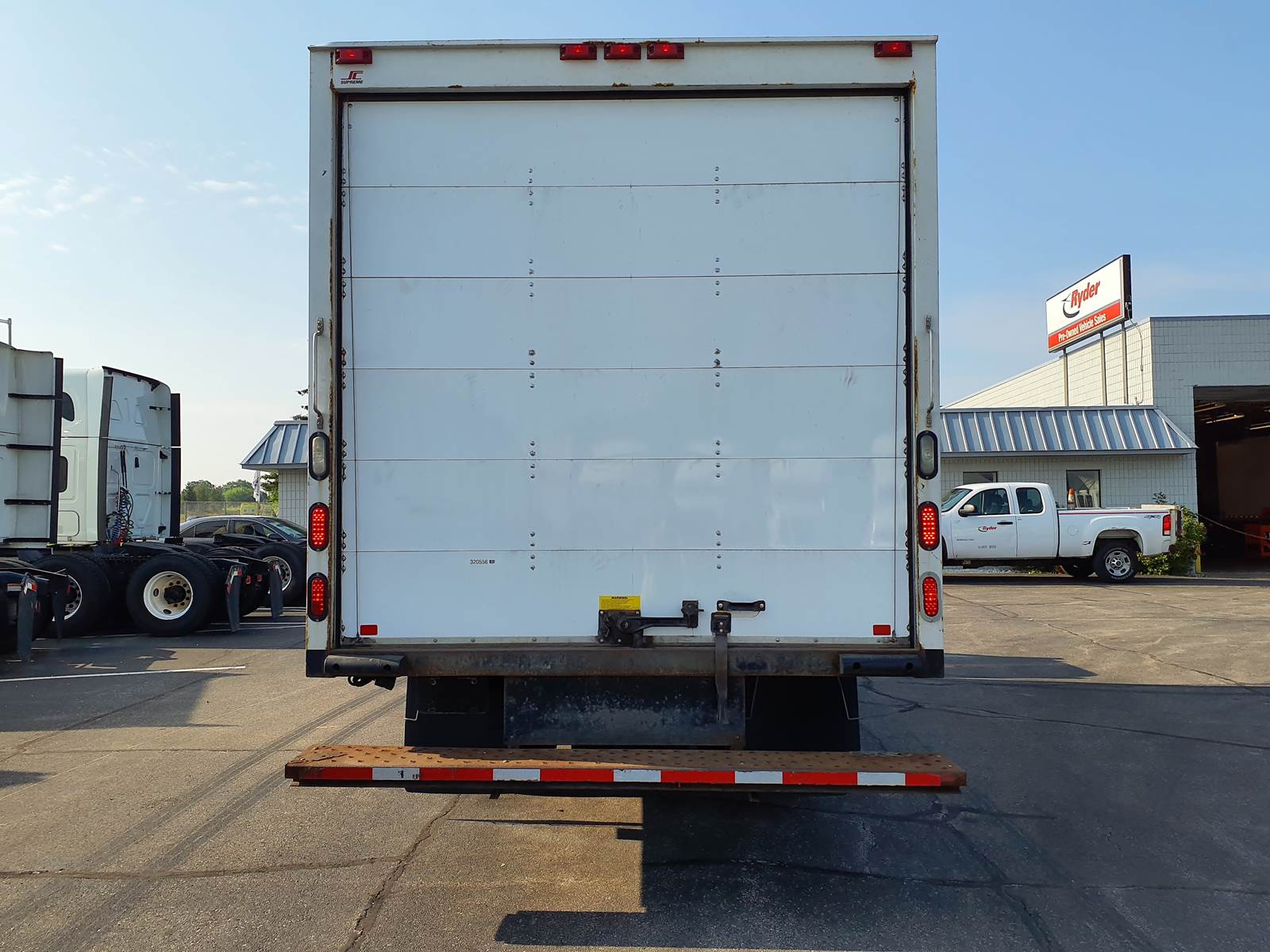 2015 Isuzu NPR HD 18 ft Box Truck - 215HP, 6, Roll up Door - HandshakeFleet
