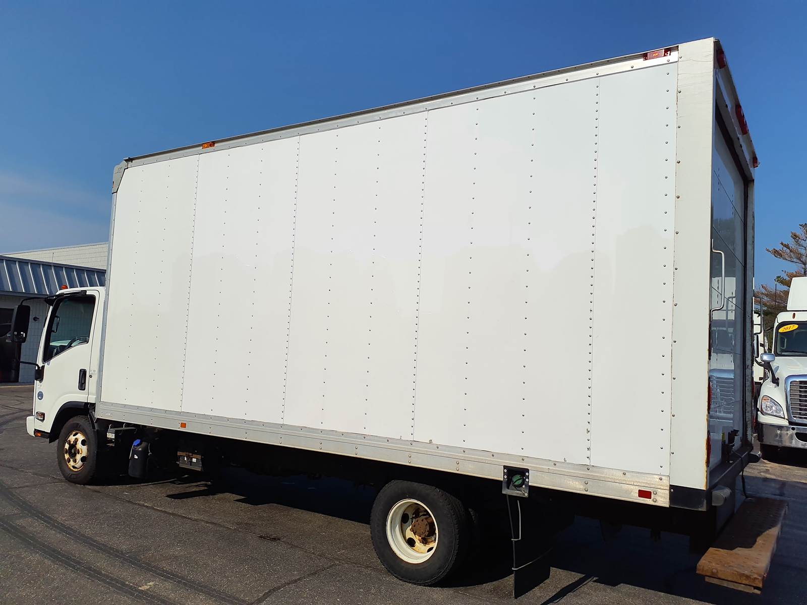 2015 Isuzu NPR HD 18 ft Box Truck - 215HP, 6, Roll up Door - HandshakeFleet