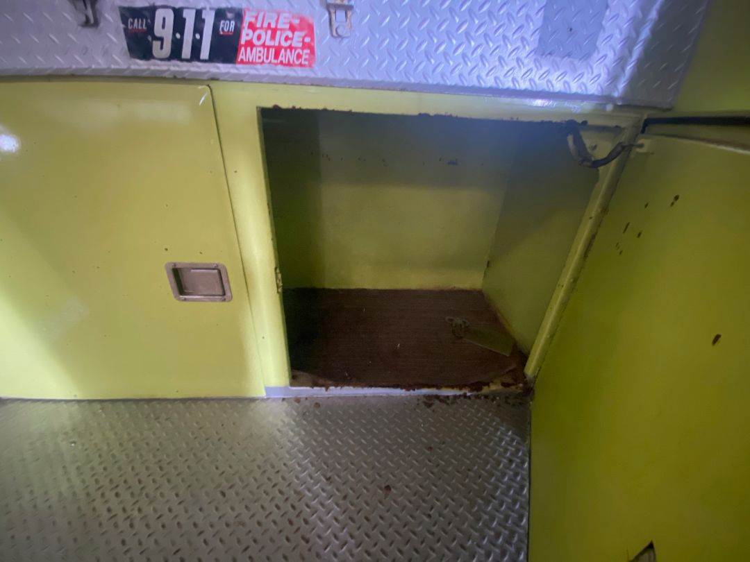 1976 Ford 900 Fire Truck - HandshakeFleet