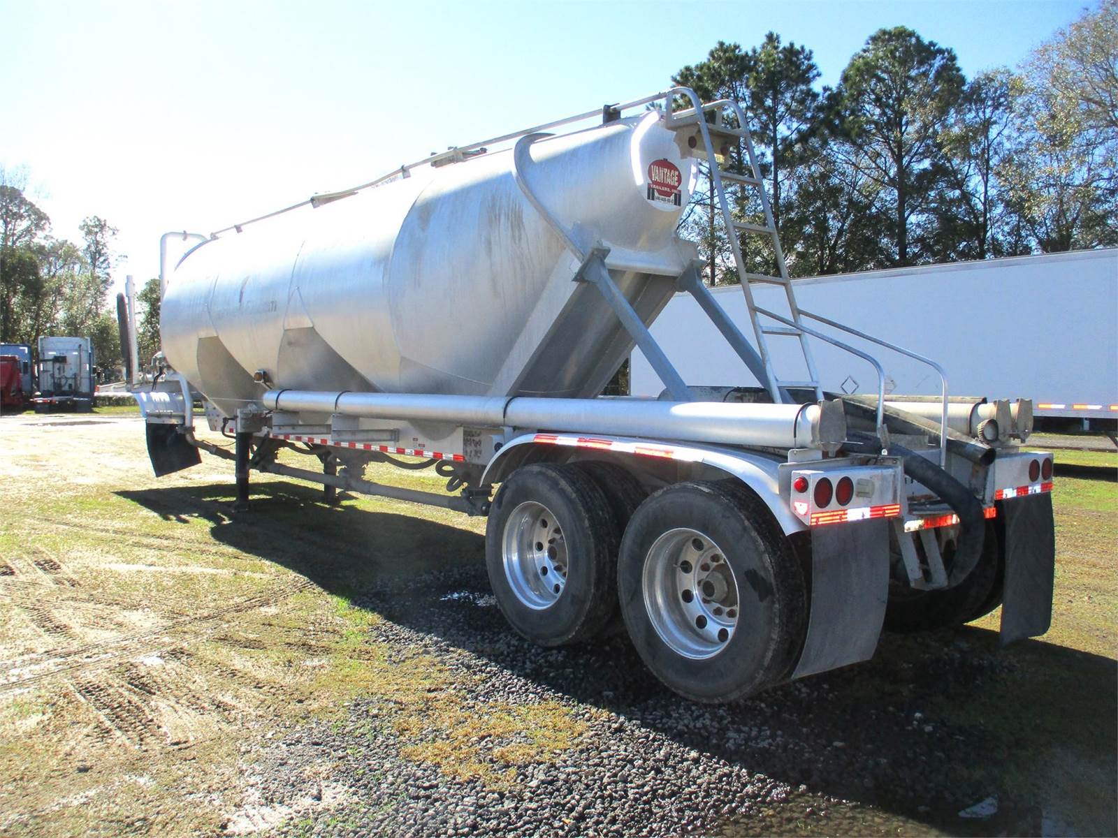 2011 Vantage ALUMINUM 1000 CUBIC FT PNEUMATIC TANKER - HandshakeFleet
