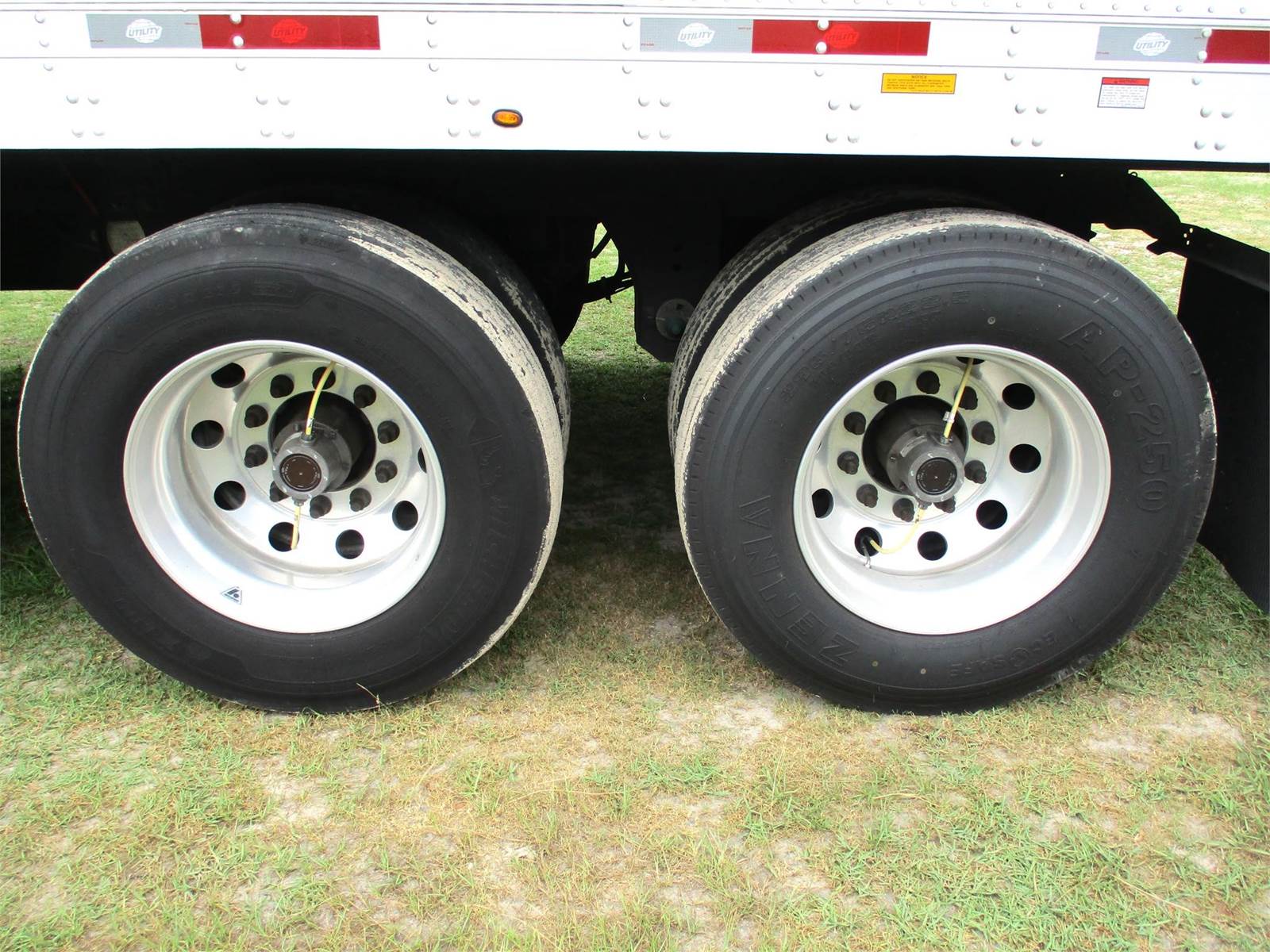 2022 UTILITY 53 FT CARRIER WITH 9117 HOURS AIR RIDE SWING DOOR ...