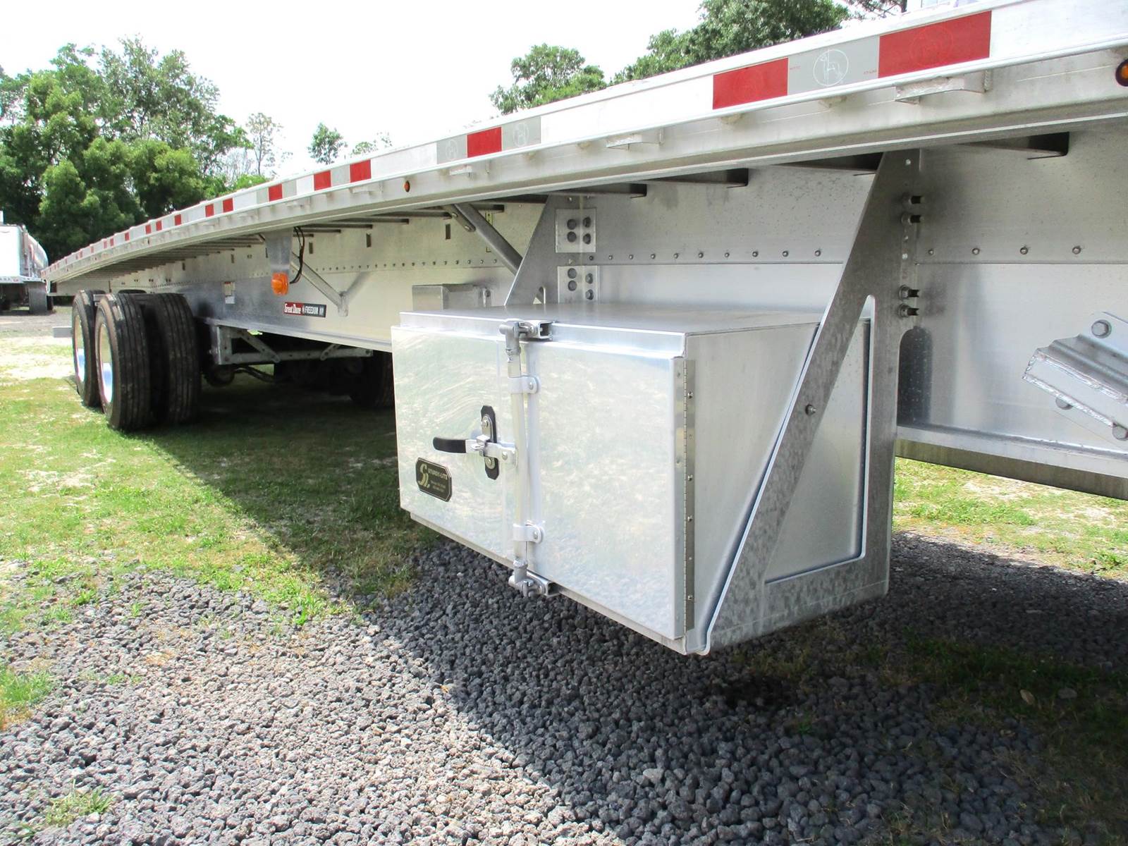 2017 Great Dane 53 ALUMINUM FLATBED WITH REAR SLIDING AXLE - HandshakeFleet